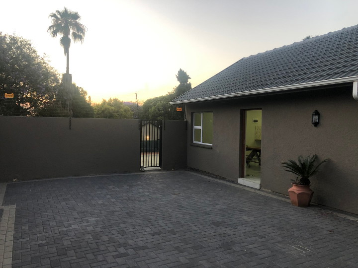 Grey Cottage - Backup Power, Secure Parking + Pool - Johannesburg