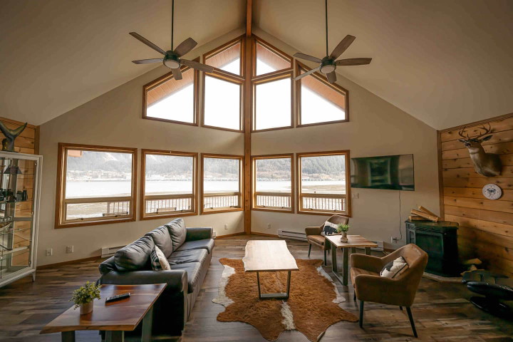 Mountain N' Shores Chalet - Juneau, AK