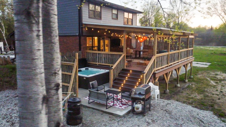 Sunsets On The Deck - King Bed - Port Perry