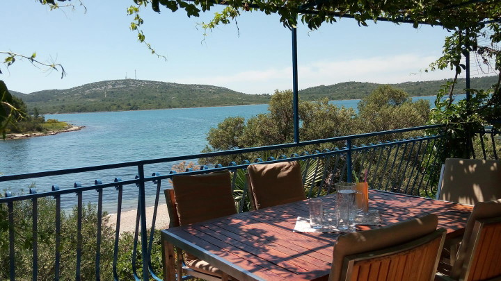Beachfront Apartment Fortuna - Home Away From Home - Tisno