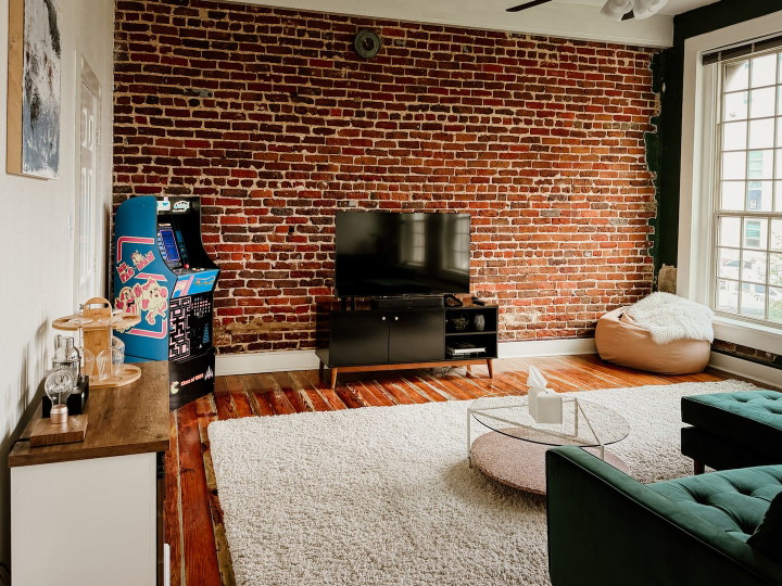 Studio Loft | King Suite | Double Shower - Tyler, TX