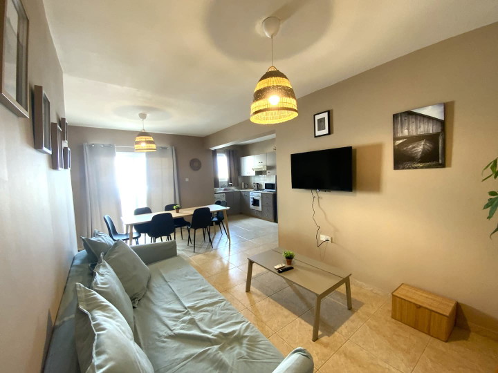 2br Apt - 5mins Walk To The Beach W/ Fast Internet - Larnaca