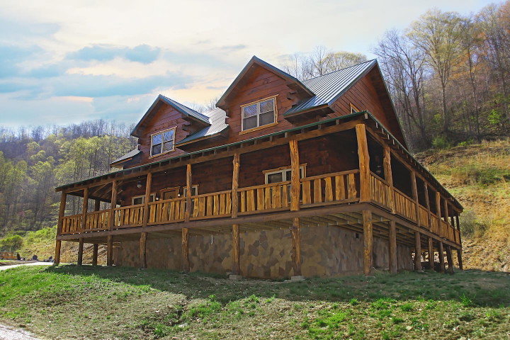 Stix-n-stones Deluxe Log Cabin Rental - Chief Logan State Park, Logan