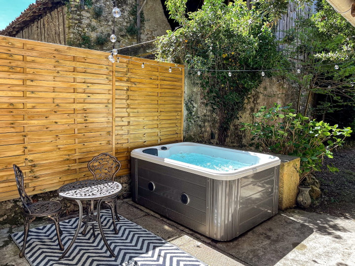 Votre Refuge Bien-être : Clim, Jacuzzi & Plancha - Lac de Mondély