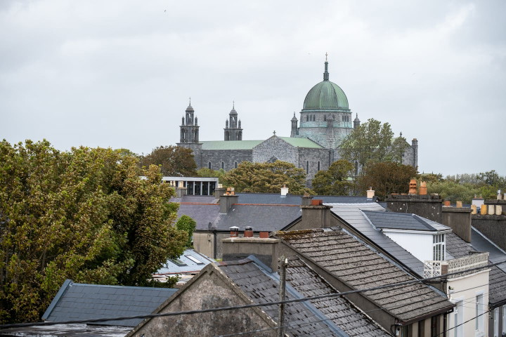 2-bed Upperfloor Balcony Apartment In City Centre - Galway