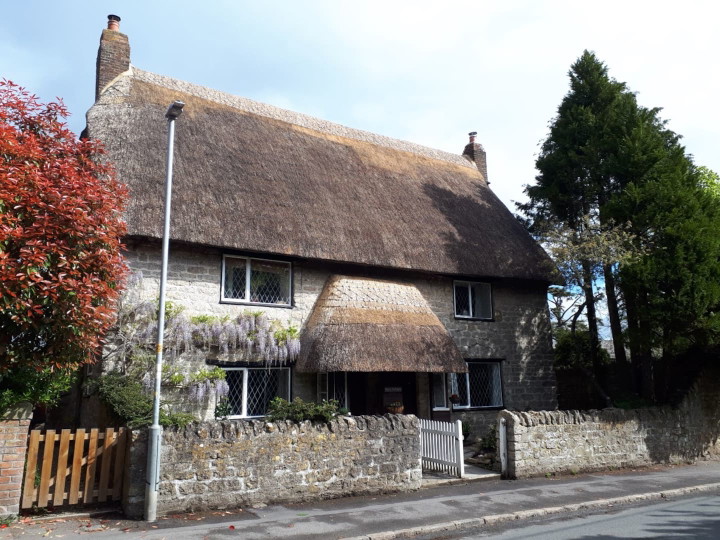 17th Century Thatched Cottage In Rural Wiltshire - Swindon