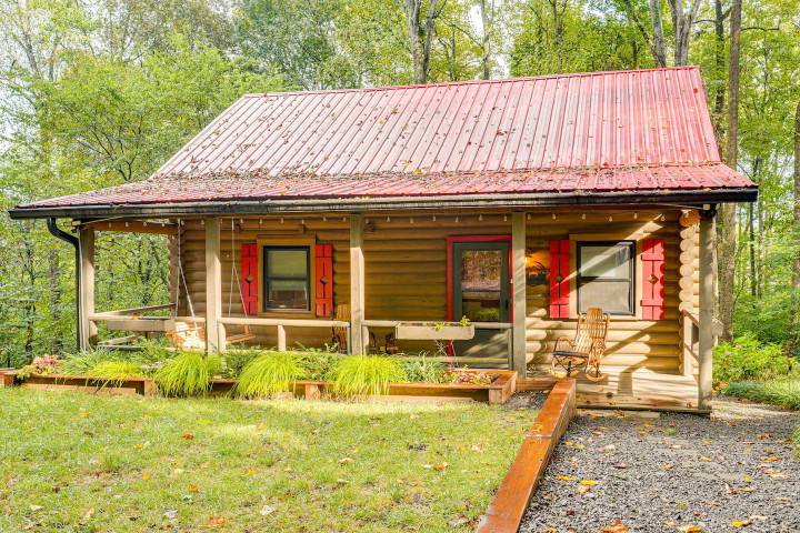 Soak In Hot Tub, Explore Outdoors: Cleveland Cabin - Cleveland, TN