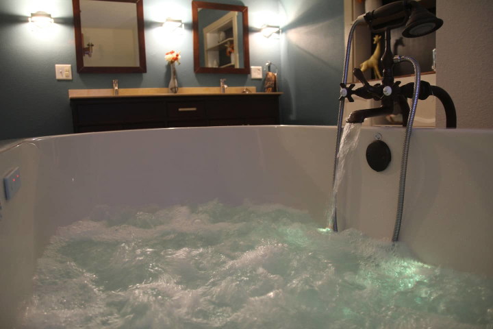 Farmhouse Suite - Luxury Tub Country Retreat - Hot Springs, AR