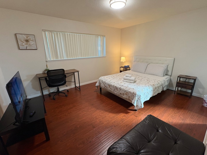 Cheerful Entire House/12 People/4 Brs/6beds/2baths - Fontana, CA