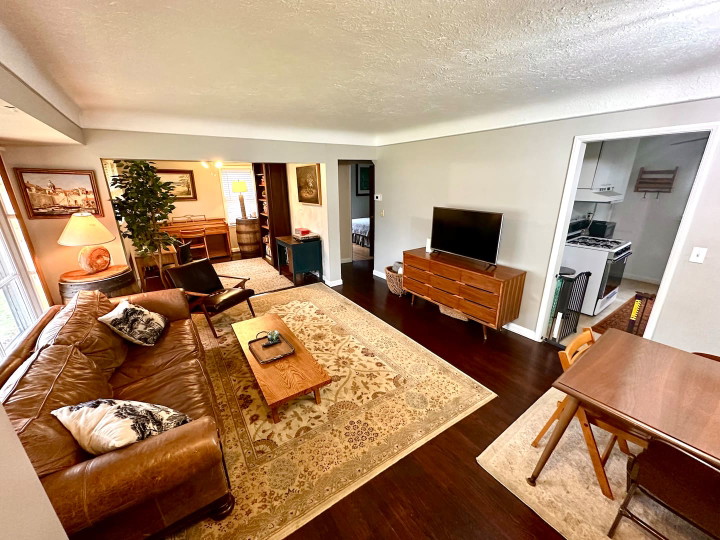 Creative Rest Bungalow - Auburn Hills, MI