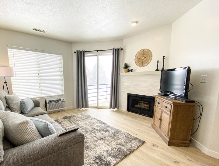Inn Building Condo #213 Pet Friendly, Patio View! - Garden City, UT