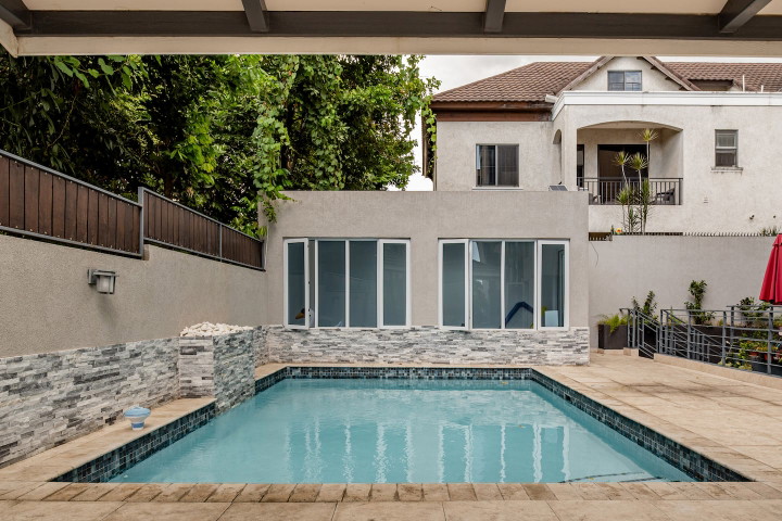 Penthouse W/ Free Wifi/ Pool/ Gym/ Great Location - Jamaica