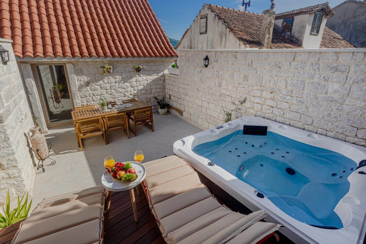 Stone House In Quiet Part Of Trogir, Near Centre - Trogir