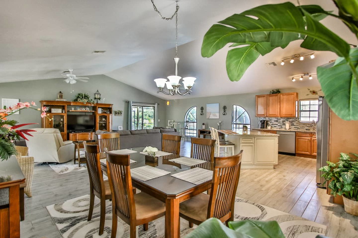 Beautiful 3/2, Heated Pool, Minutes From The Ocean - Sebastian, FL