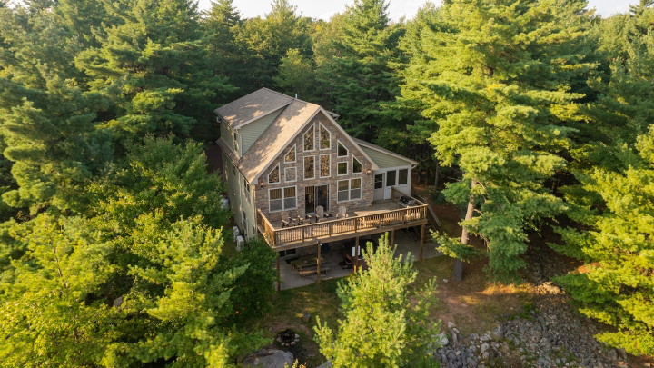 Boulder Field Lodge | Hot Tub+ Large Deck + Arcade - Lake Harmony, PA