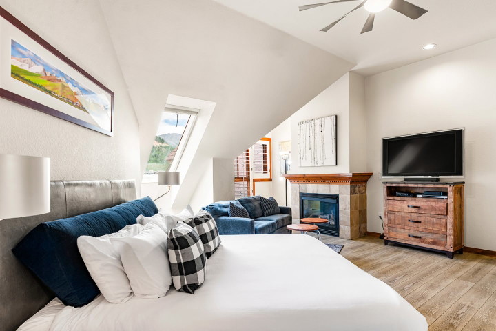 Top Floor Studio! Peak 9 Base/main St, 7 Hot Tubs - Breckenridge, CO