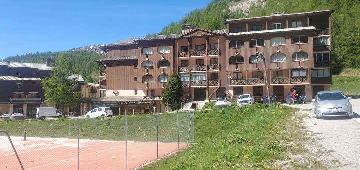 Départ Randonnées Au Pied De Limmeuble & Garage - Allos