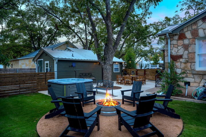 The Rock Haus - Hot Tub & Fire Pit - Fredericksburg, TX