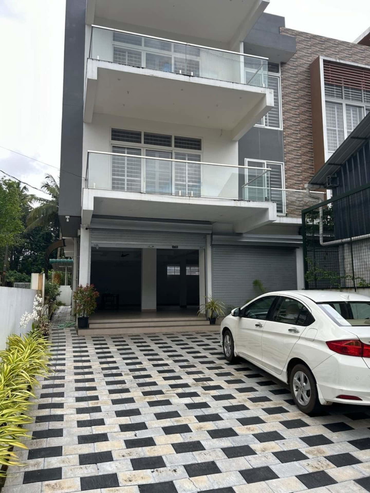Modern 5br House In Thrissur - Thrissur