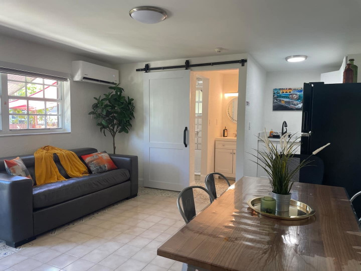 Cozy Place Apt 1&1, W/patio; 7mins To Mia Airport. - Miami, FL