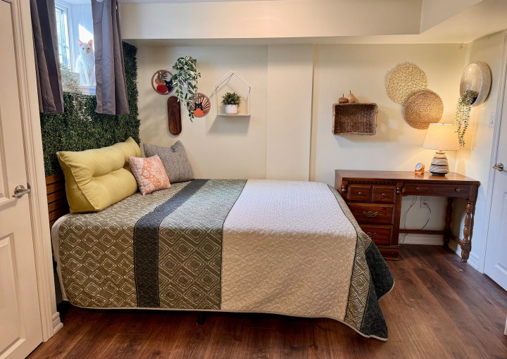 Pet & Group Friendly Basement Overnighter - Grimsby