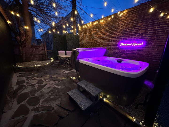 Cle Rocks-little Italy! W Massage Chair/hot Tub #1 - Cleveland, OH