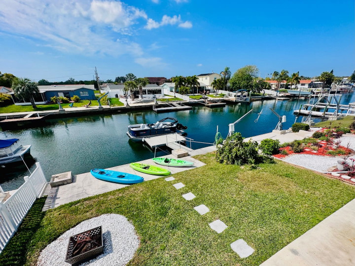 Beautiful Home With A Pontoon! - New Port Richey, FL