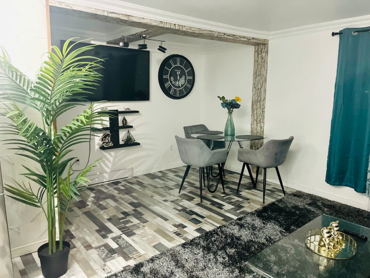 Entire Unit With A Private Entrance At Sherbrooke - Sherbrooke