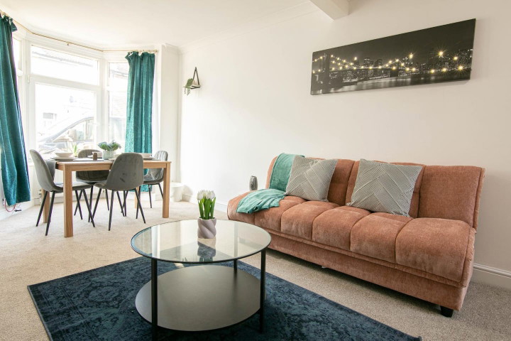 3 Bed Modern Home, Vibrant & Stylish, Sleep Upto 7 - Portsmouth