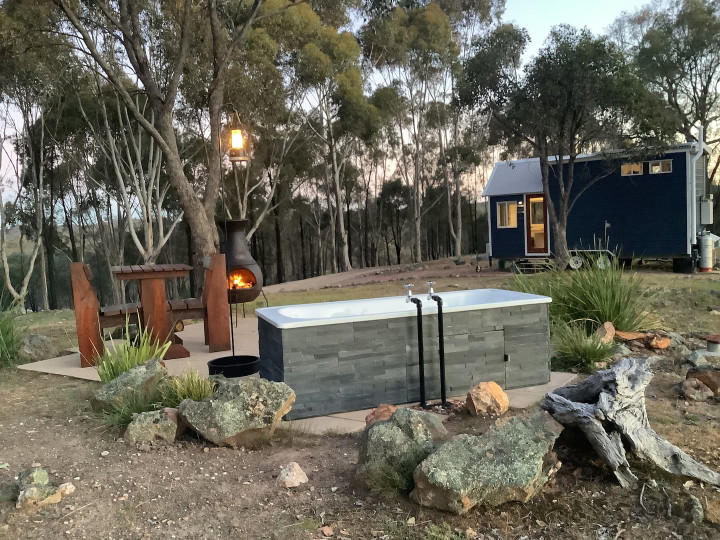 Hilltop Tiny Home With Outdoor Bath & Hamper - Australia
