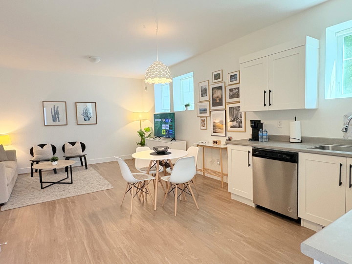 Spacious Suite, King Bed, Free Parking & Laundry - Pitt Meadows
