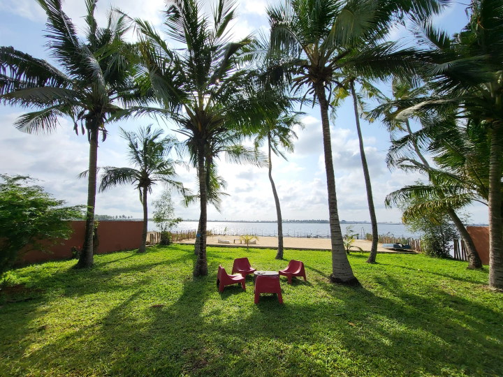 Beautiful Lagoon-side Villa - Abidjan