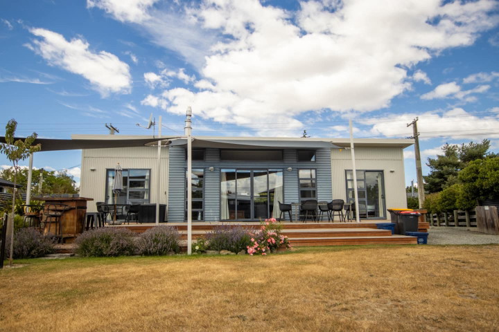 Tussock Retreat - Modern Open Plan, Huge Deck - Twizel