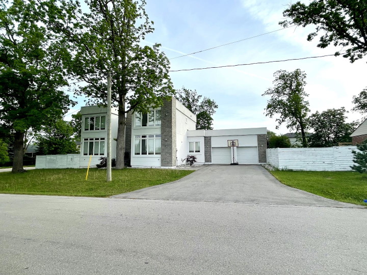 Large Luxury Villa With Swim Spa! Near Downtown! - Oakville