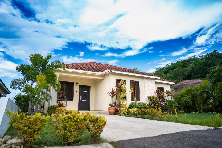 Luxury 3-bedroom Villa With Pool & Gym | Ocho Rios - Ocho Rios
