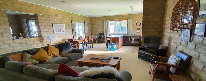 Unique Blockhouse Cottage With Rural Farm Views - Northland