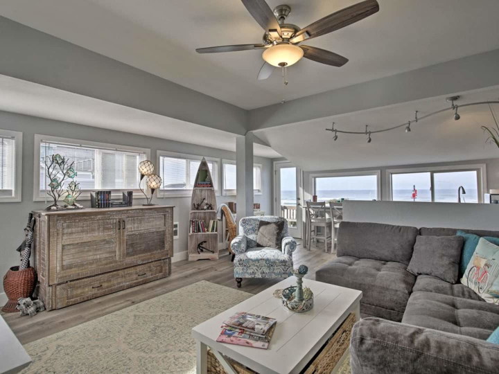 Oceanfront Newport Condo W/deck & Huge Views! - Newport, OR