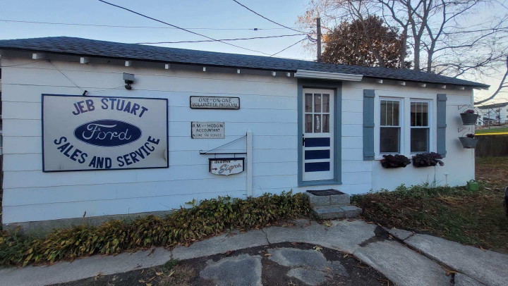 Adorable 1-bedroom Bungalow W/ Free Parking - North Carolina