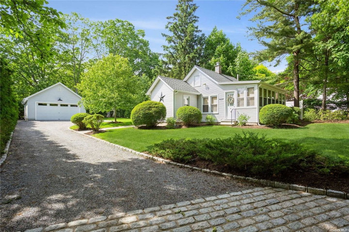 Walk To Love Lane! Immaculate Renovated Cottage. - Riverhead, NY