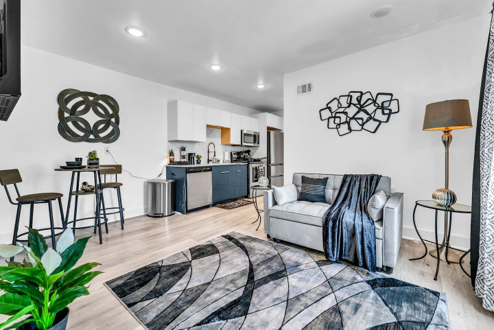 Modern 1br Den W/ Full Kitchen & Free Parking - Dallas, TX