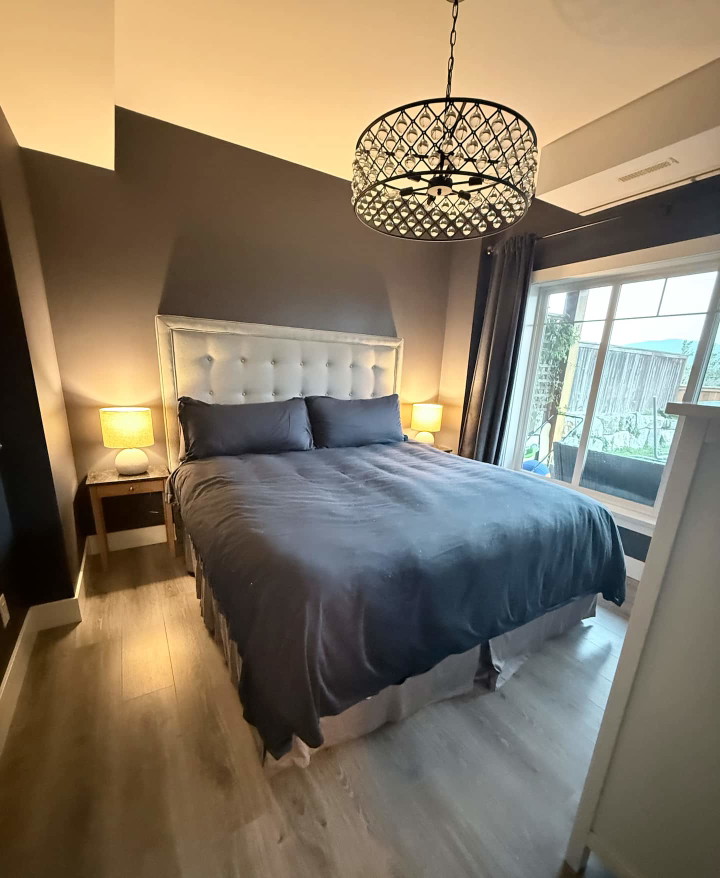 Cozy, King, Sauna In The Heart Of The Village. - Gibsons