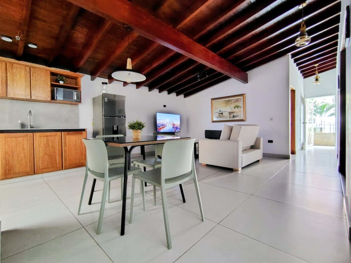 House In The Heart Of Laureles, 3 Br + 2 Baths + Parking - Medellín