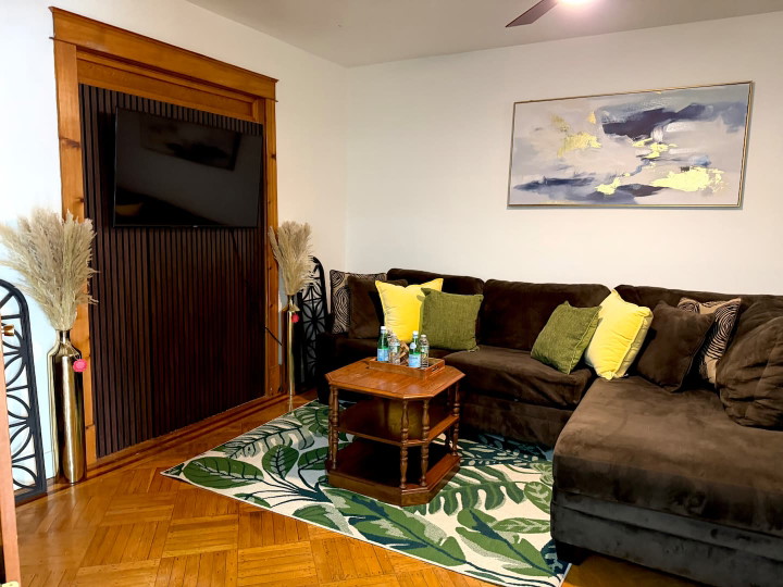 Airy 5br-2ba,kids Rm, 6tvs,privateyard&parking! - Albany, NY