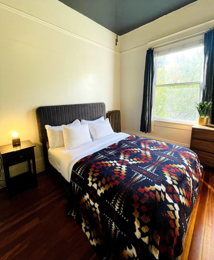 Queen Room W/common Bath - Ashland, OR