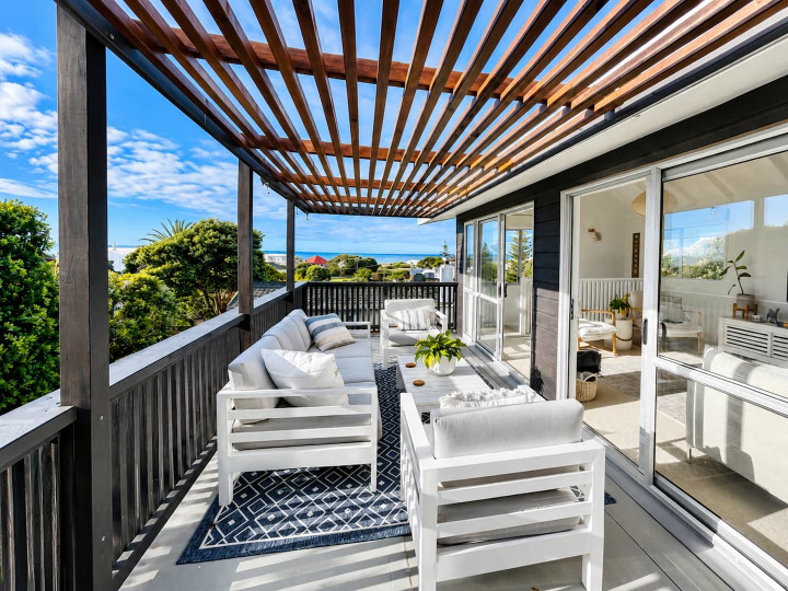 Modern Beach House With Sea Views And Spa - Waikanae