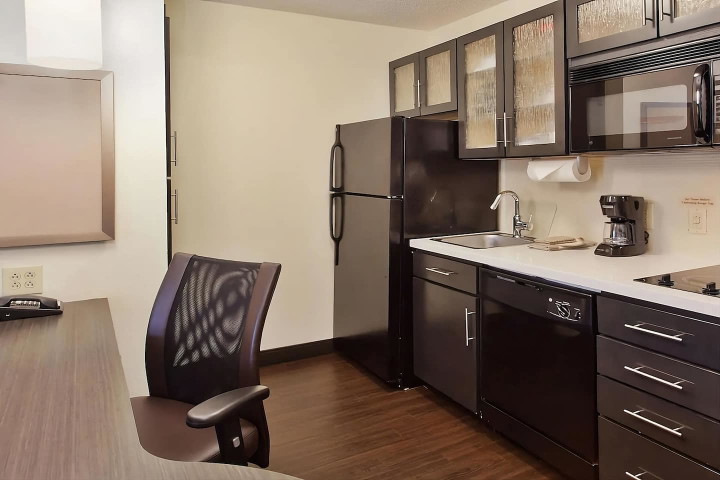 Pets Allowed! 2 Large Units W/ Parking & Kitchen! - Knoxville, TN
