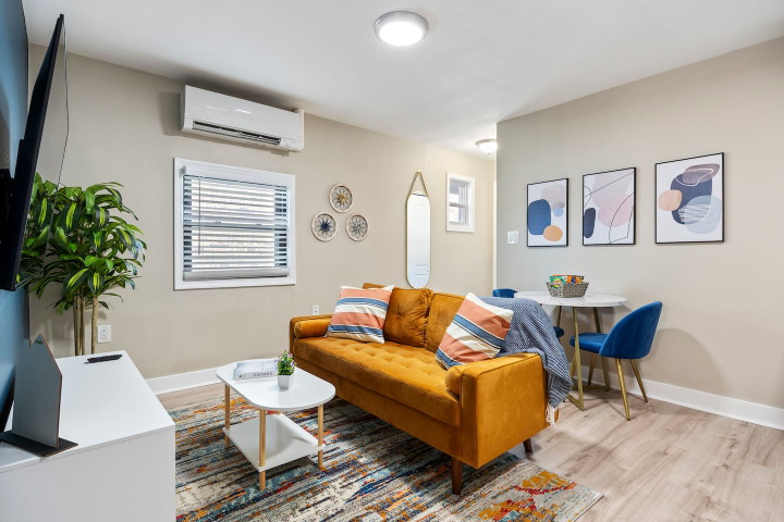 Modern Cozy 1br | A+ Location, Parking, Laundry - Wheaton, IL