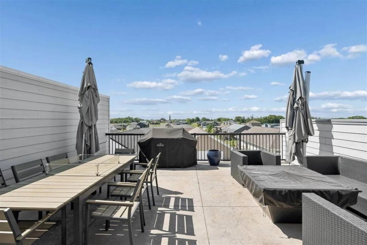 Rooftop Hot Tub | Parking | Near Ui | Pet Friendly - Iowa City, IA