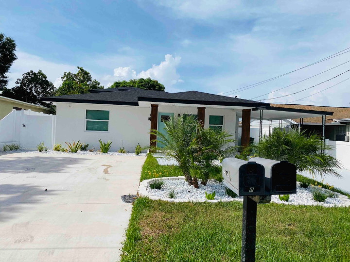 Dee's 5-star Tampa Location - Tampa, FL