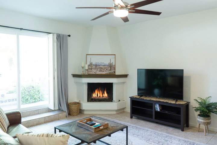 Lake Adjacent Retreat-4 Min Walk To Dining/resort - Avondale, AZ